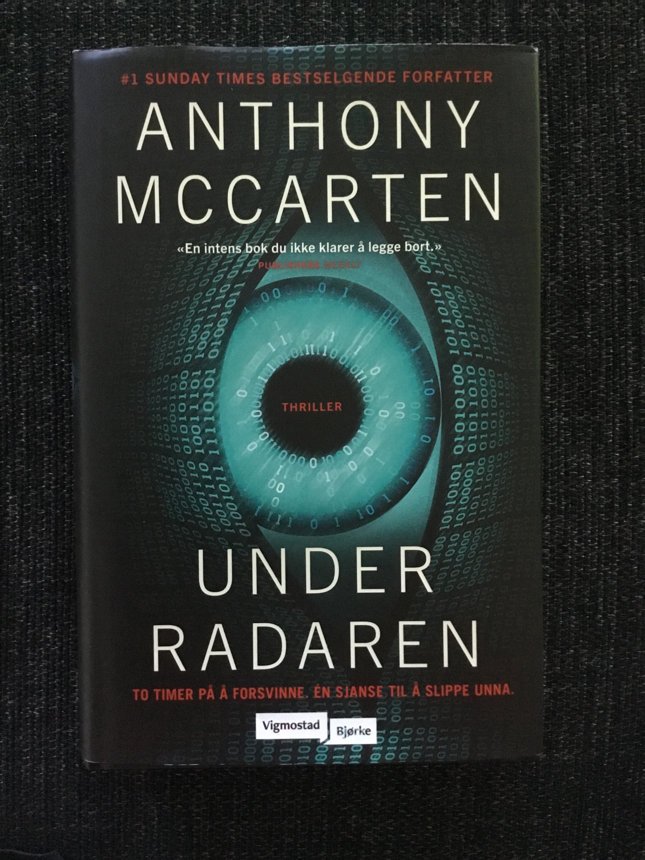 Under radaren av Anthony McCarten – Bokblogger