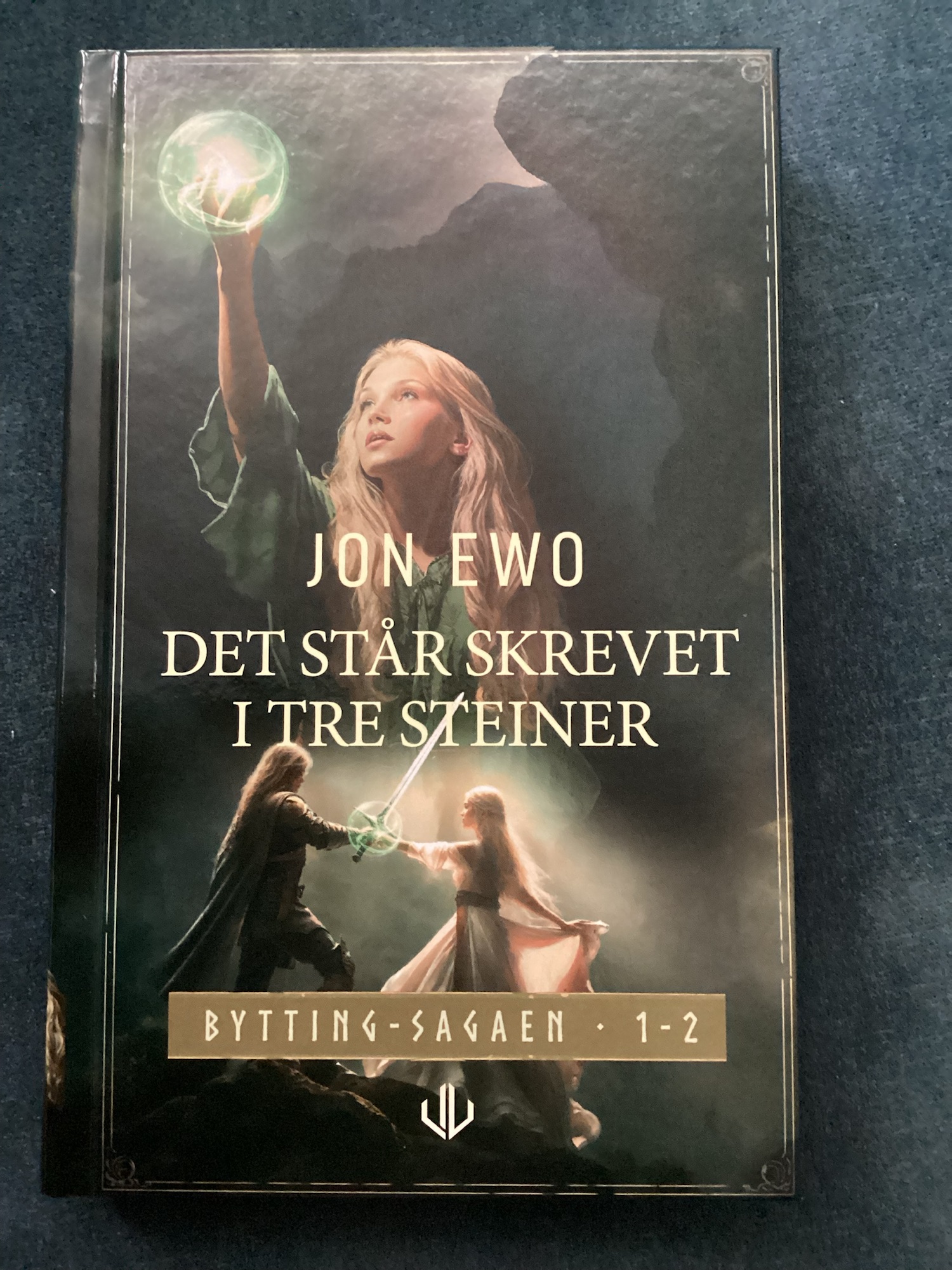 Det står skrevet i tre steiner av Jon Ewo – Bokblogger