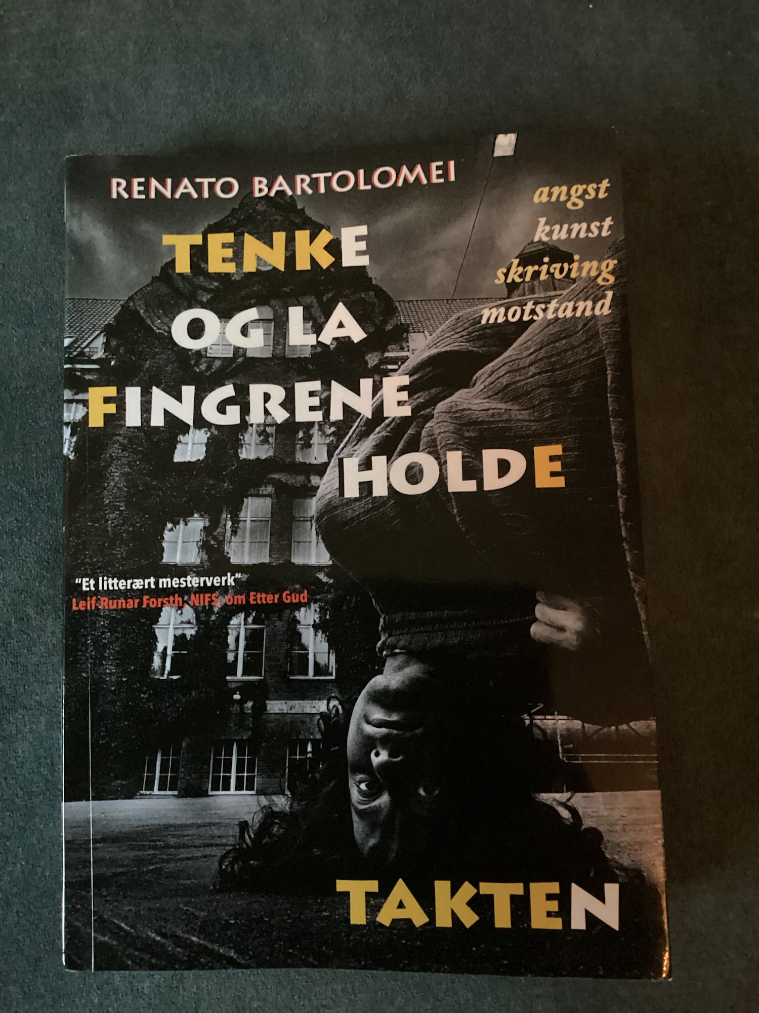 Tenke og la fingrene holde takten av Renato Bartolomei – Bokblogger